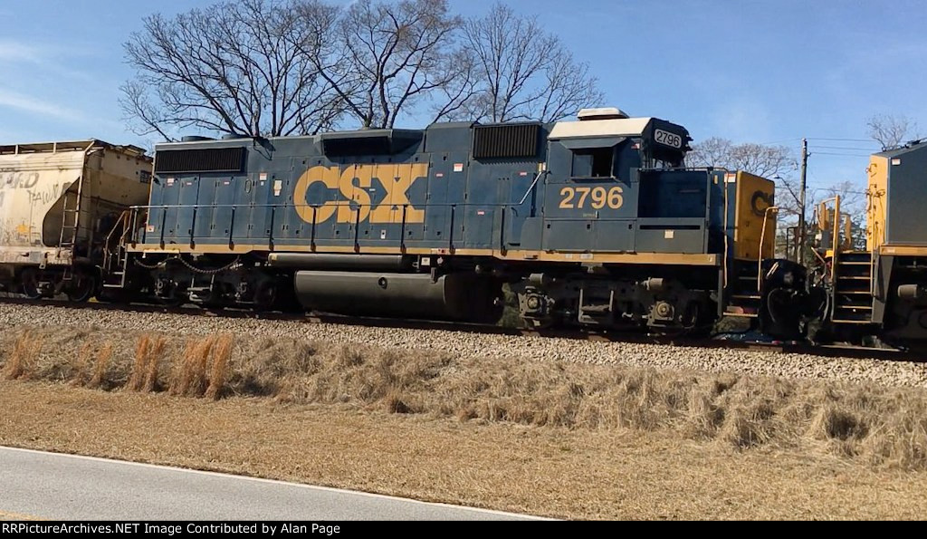 CSX GP38-2 2796 (ex-CR 8236) runs third